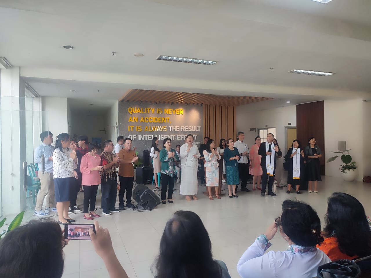 Bagikan Donasi, Polimdo Gelar Perayaan Paskah Bersama Civitas Akademika ...